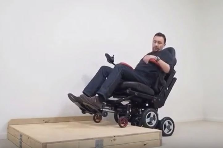 Wheelchair uses a single actuator to get up a step